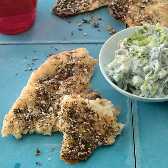 Pan plano Za'atar con ensalada de pepino e iogur