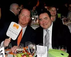 马里奥·巴塔利 (Mario Batali) 和埃默里尔·拉加斯 (Emeril Lagasse)