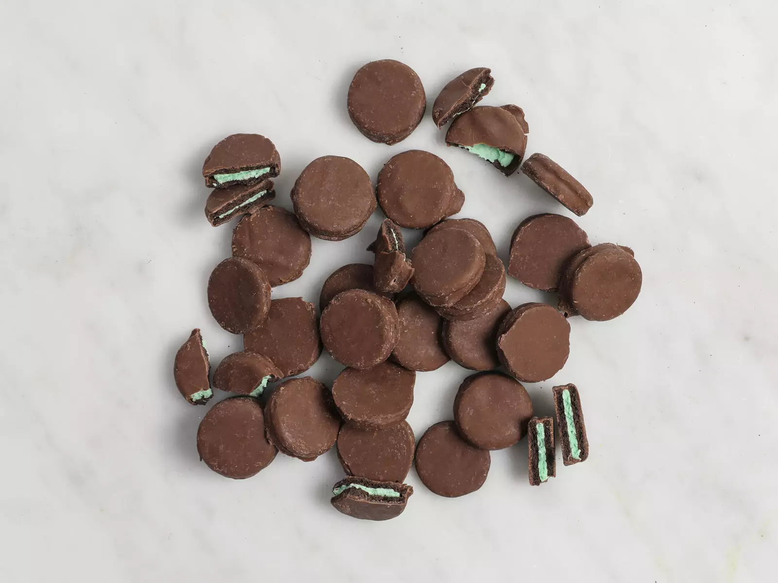 Fudge-Dipped Mint Oreo Nipis nga Pinaakan