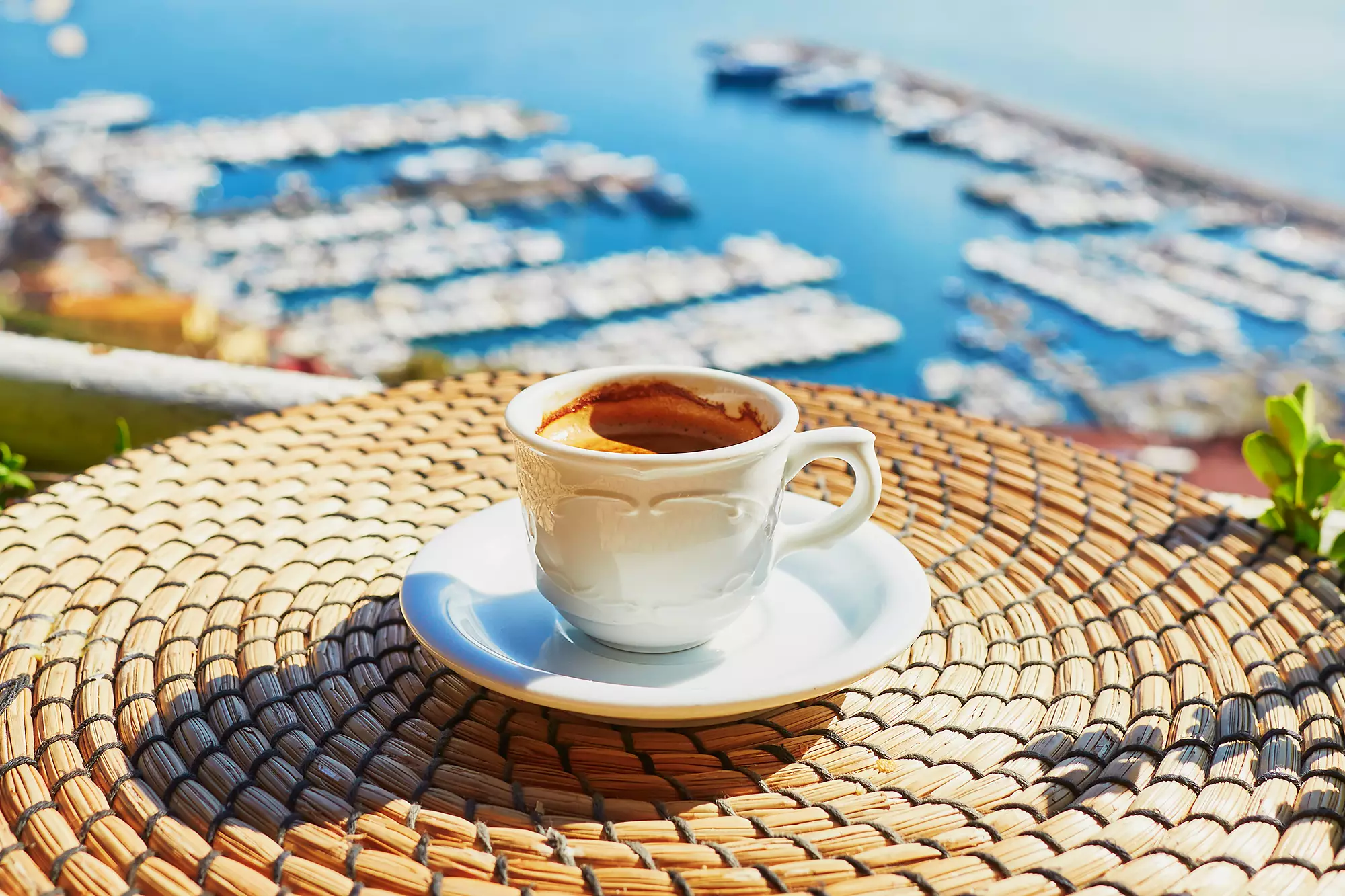 Šálek čerstvé kávy espresso v kavárně s výhledem v Neapoli, Kampánie, Itálie