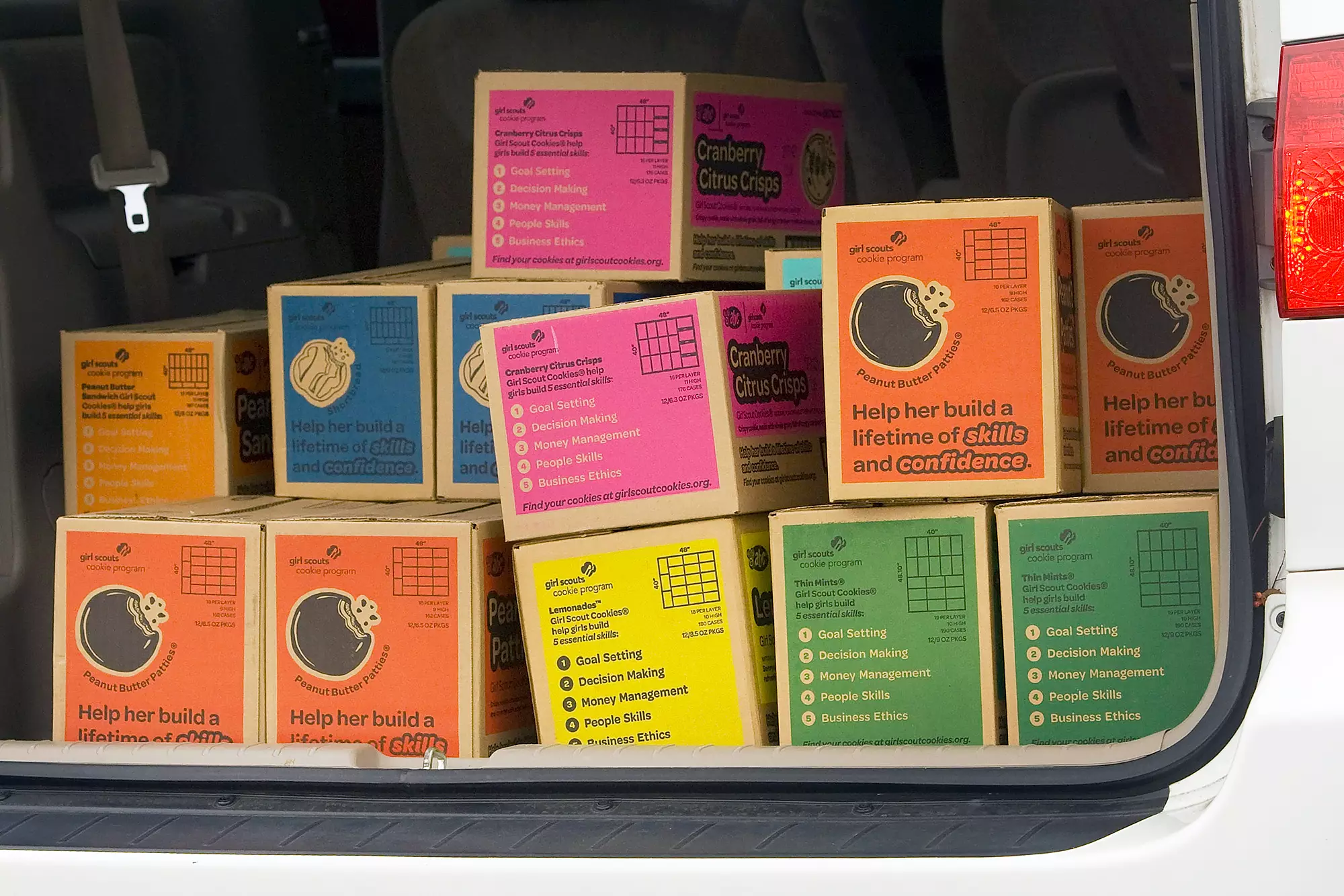 Krabice skautských sušenek v dopravě