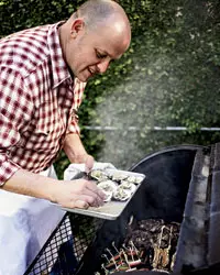 De Chef James Holmes grillt Auster.