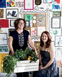 Tompon'ny Farmhouse Delivery Stephanie Scherzer sy Elizabeth Winslow.