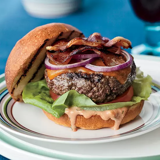 Cheddar BLT Burgers nwere akwa ejiji Tarragon