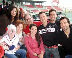 Jody Adams (kedua dari kiri, barisan depan) dan Tim PMC-nya Rialto di Fenway Park.