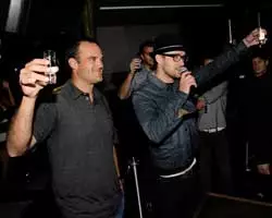 Justin Timberlake lève un verre de sa nouvelle Tequila 901 Silver.