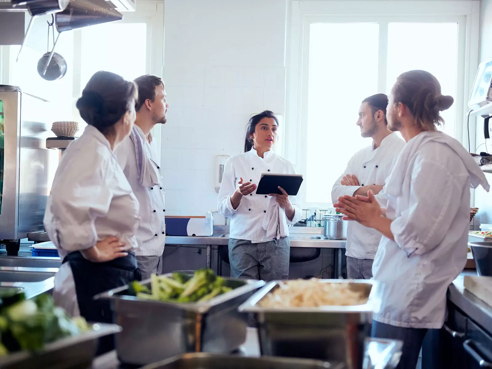 Chef-koks praten in de keuken van een restaurant