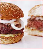 Sirloin Burgers miaraka amin'ny Wasabi Mayo sy tongolo voatoto