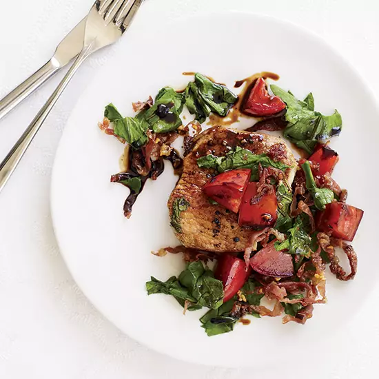 Carne Di Maiale Con Rucola, Prosciutto E Pomodori.