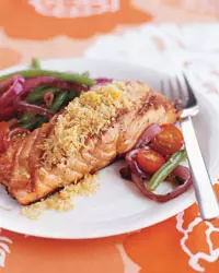 Salmon miaraka amin'ny voasarimakirana Glaze sy Rosemary Crumbs