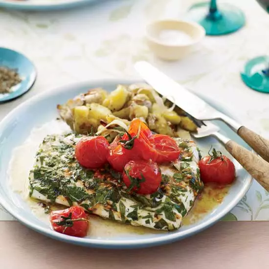 Halibut grilled nwere mkpịsị aka gbajiri agbaji na bọta tomato