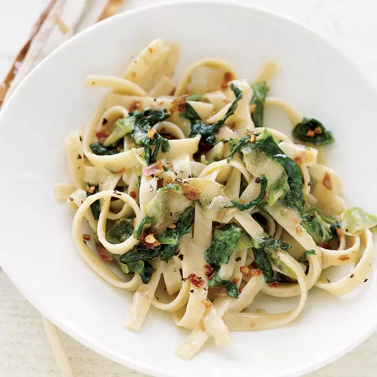 Fettuccine ກັບ Escarole ແລະ Brie