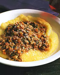 Polenta com molho de carne