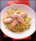 Salmon yakakangwa neSpaghetti-Squash Salad