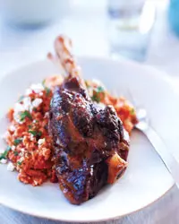 Braised Lamb Shanks mei Trahana Pasta en Ricotta Salata