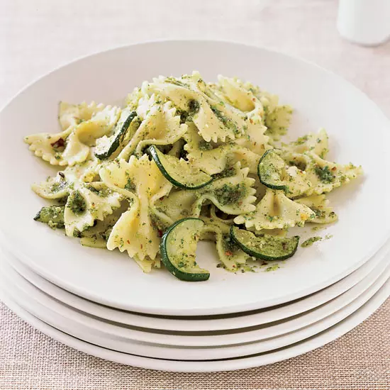 Farfalle ar cukini un pētersīļu-mandeļu pesto