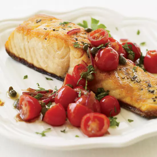 Salmon a ṅara n'ọkụ na tomato Vinaigrette