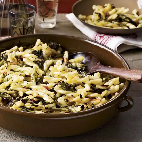 Pasta ກັບ Smothered Broccoli Rabe ແລະ Olives