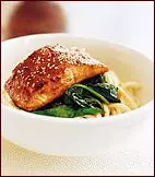 Soy-and-Ginger-Glazed Salmon na may Udon Noodles