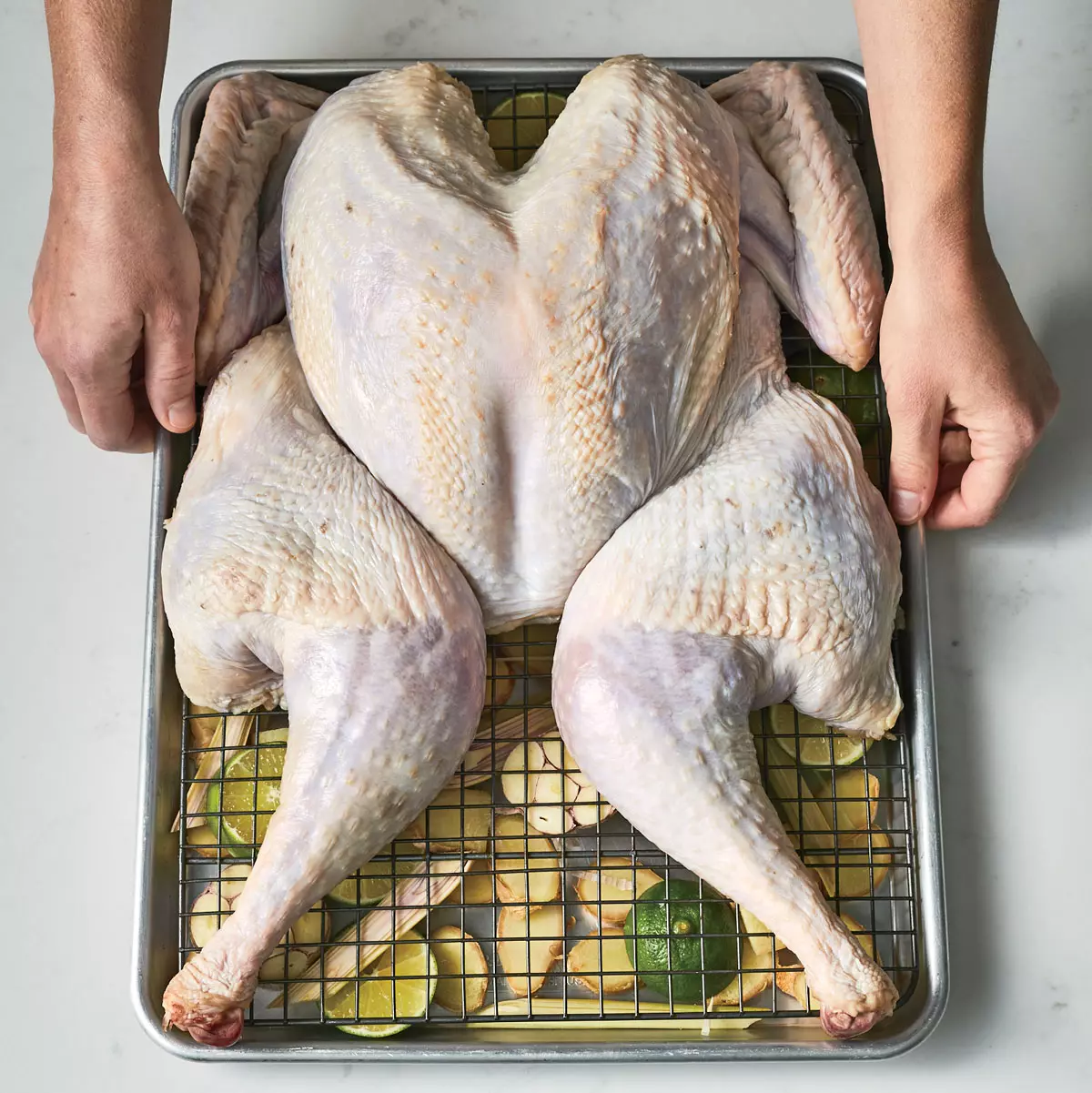 Spatchcock Turkey Technique Pag-andam sa Aromatics