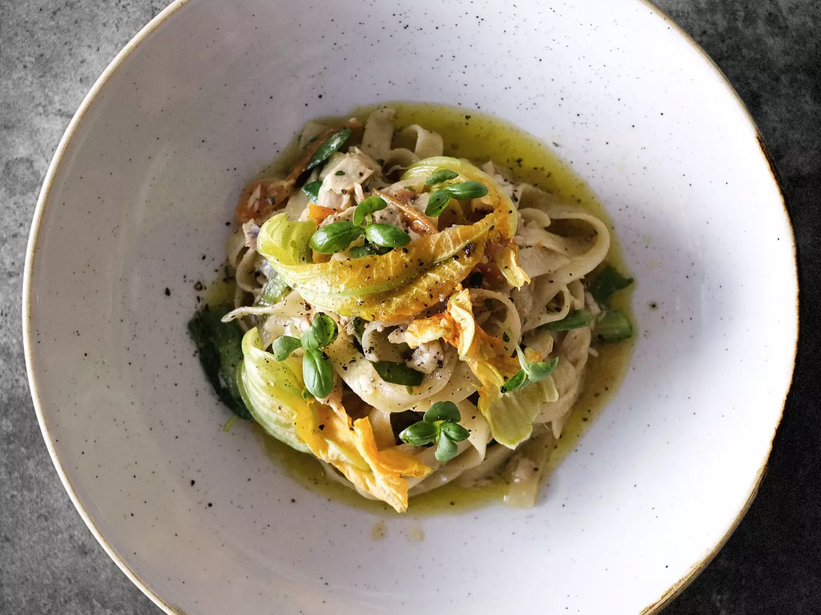 Tagliatelle Osteria Oggi merokok mulloway dengan bunga zucchini