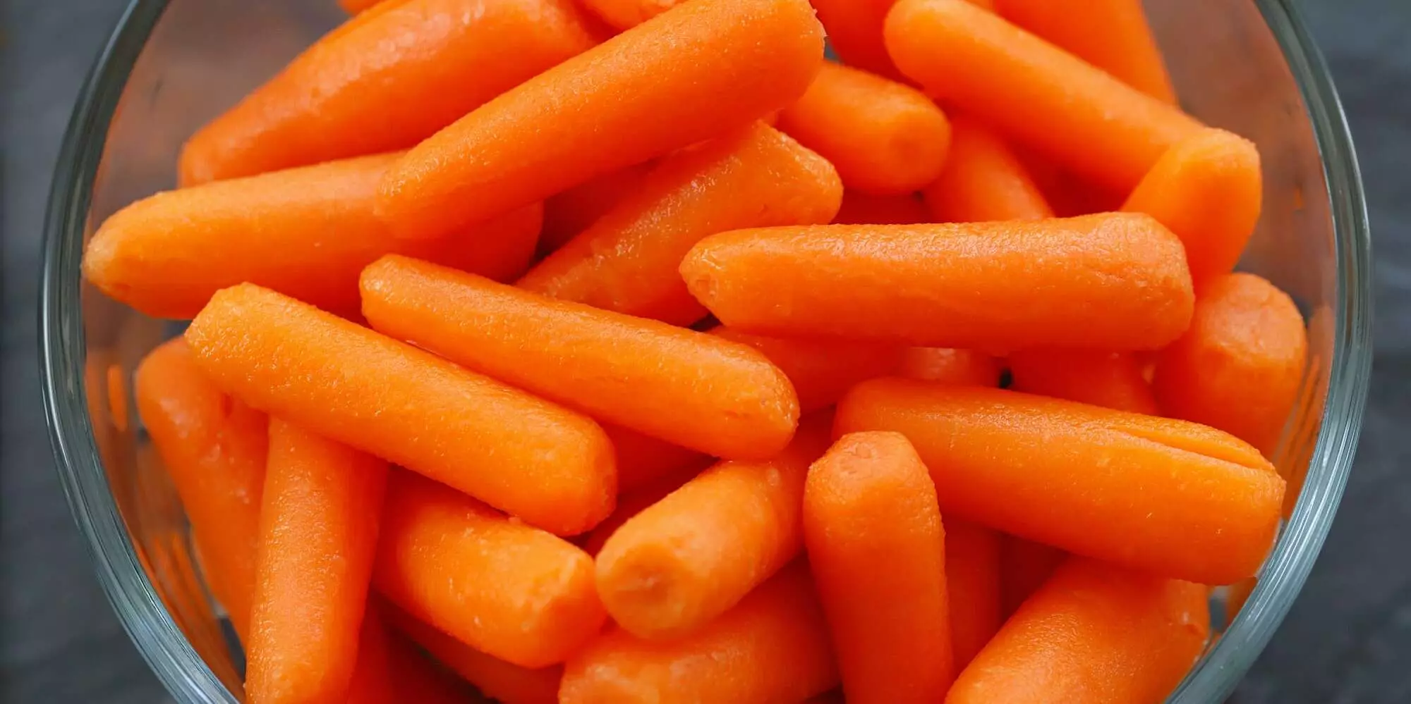 ¿Qué es esa materia blanca en mis zanahorias pequeñas?