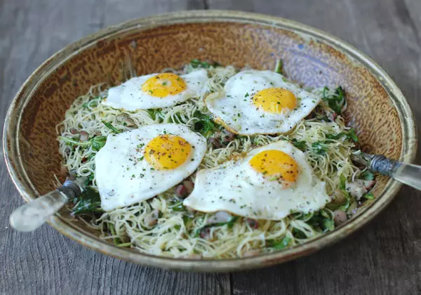 Spaghettini med ruccola, pancetta, urter og egg