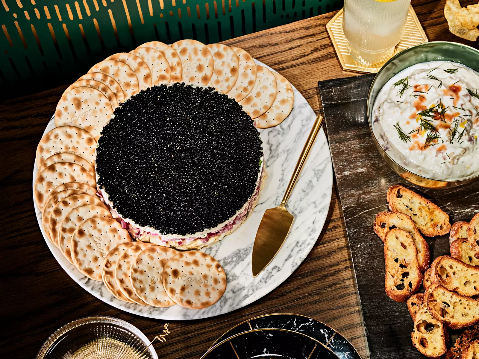 چار پرت Caviar ڊپ جو طريقو