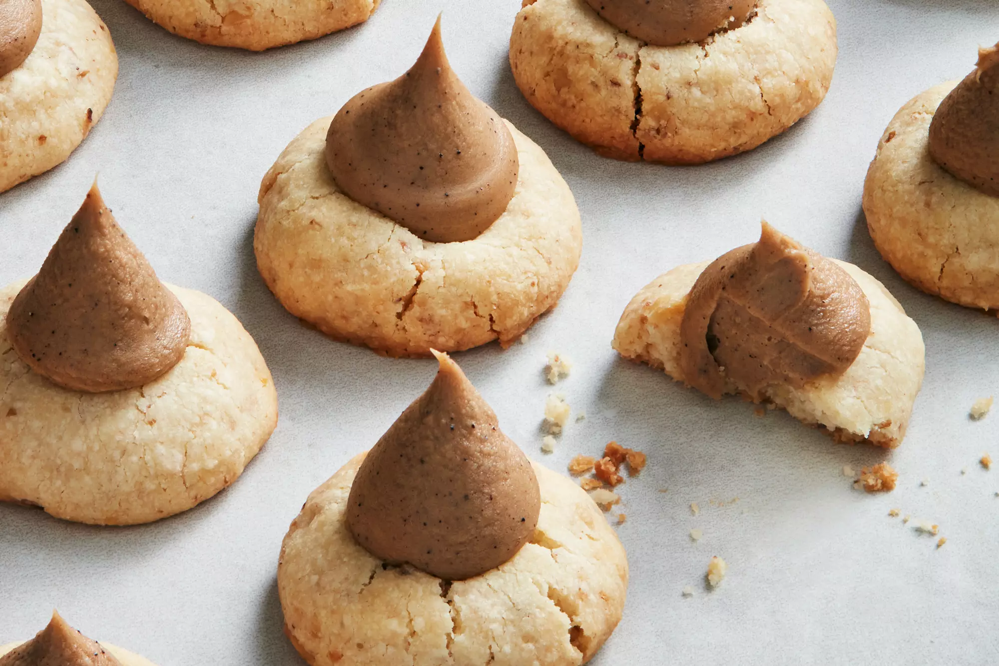 Galletas de pegadas con ganache de chocolate branco