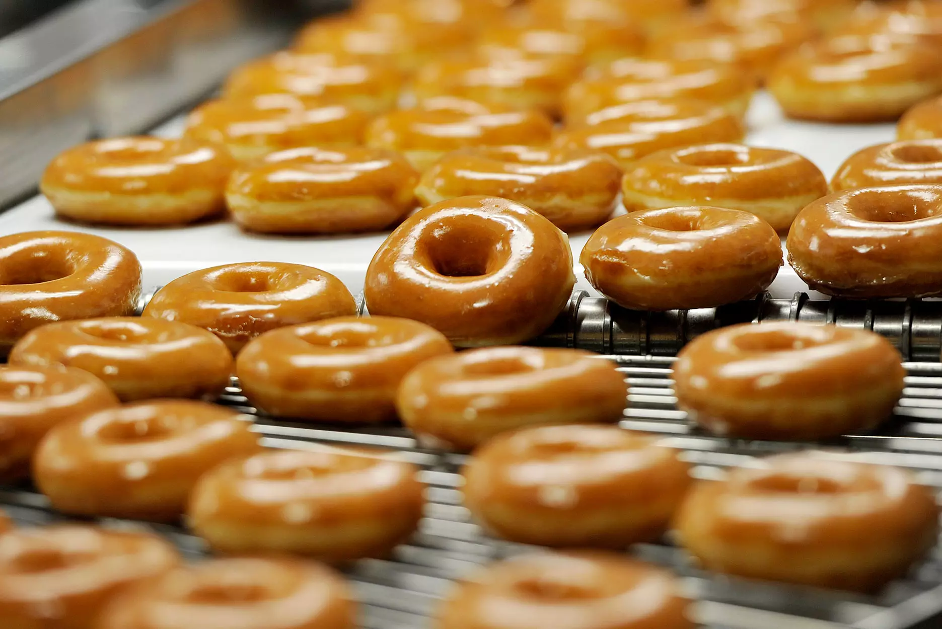 Donuts Krispy Kreme li ser conveyor