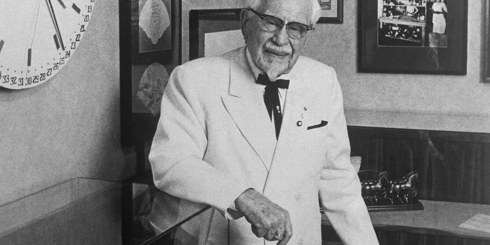 Na fa'atupeina e Colonel Sanders se Lisi Fa'aili a Tamaiti Mandolin i le 1960s