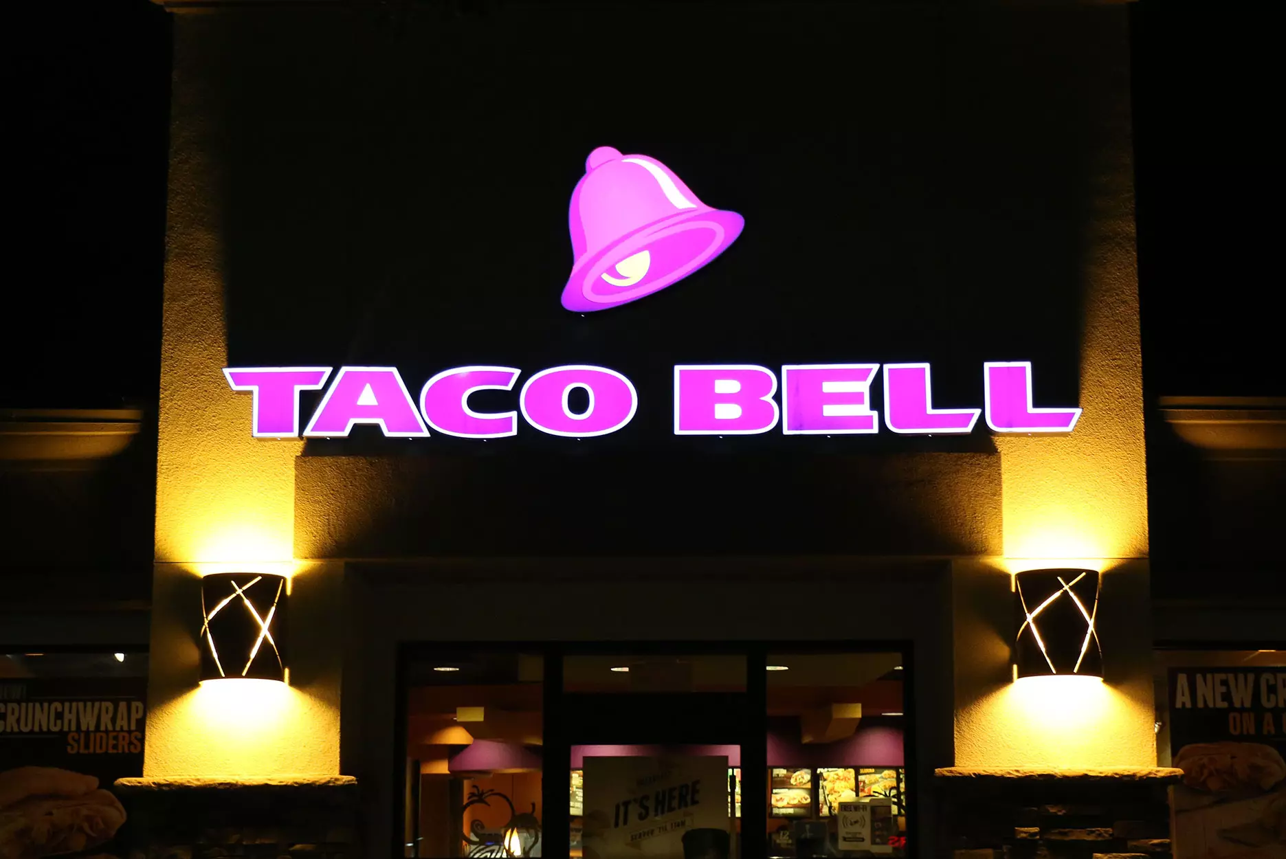 Ein Taco Bell-Standort in der Nacht.