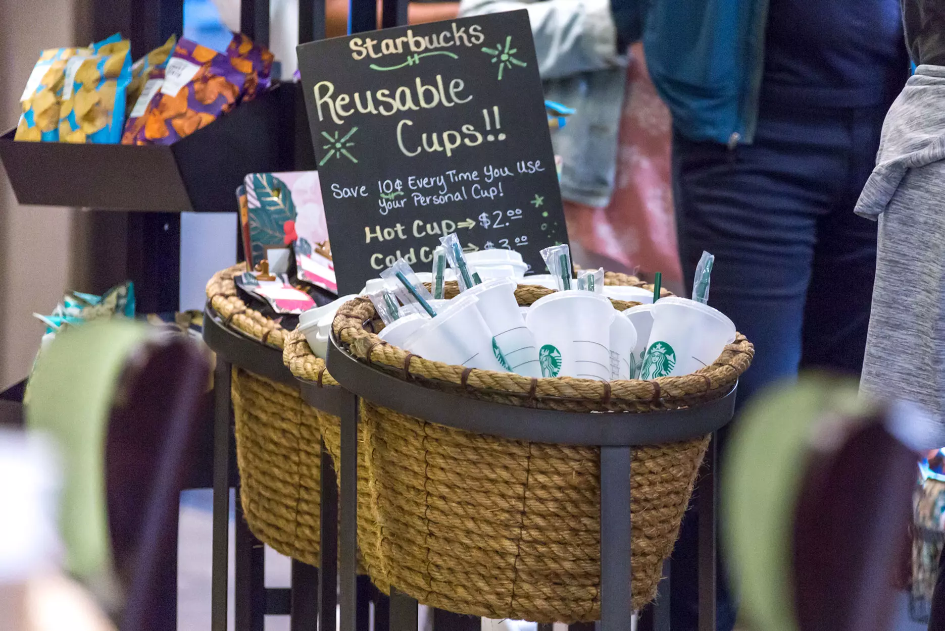 Starbucks kofunan kofi waɗanda za a sake amfani da su akan siyarwa a cafe a New York.