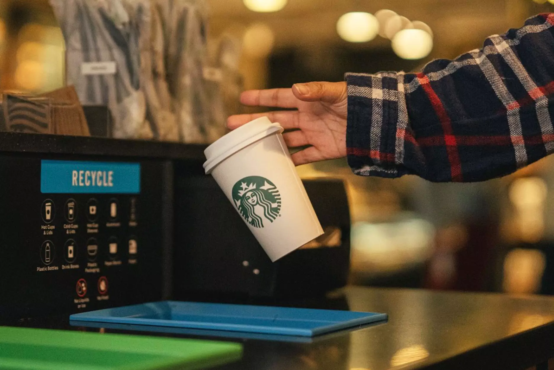 एक ग्राहकले Starbucks बाट नयाँ Nextgen कप रिसाइकल गर्दछ