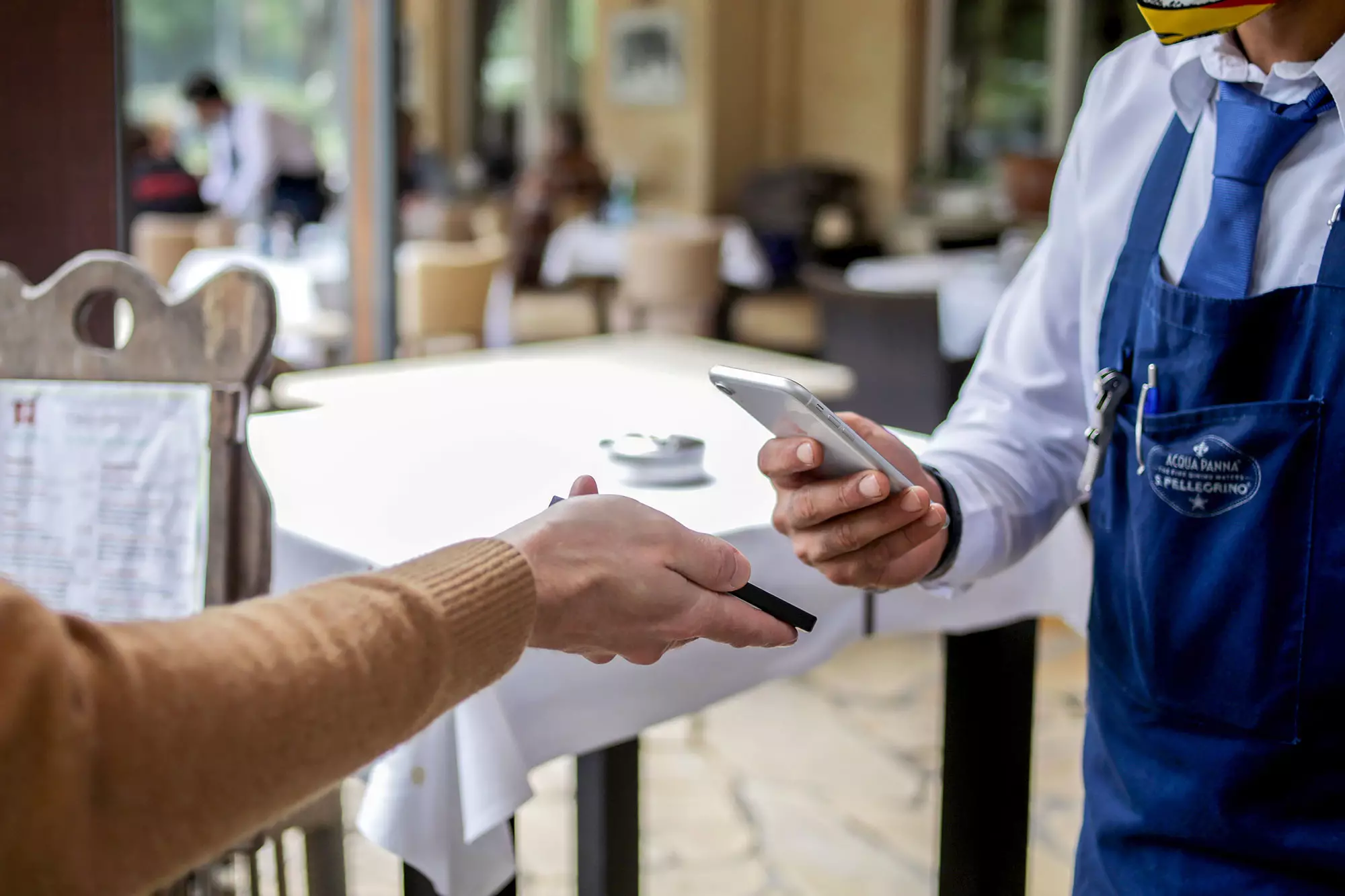 Restaurantarbeider sjekker diners vaksinasjonsstatus