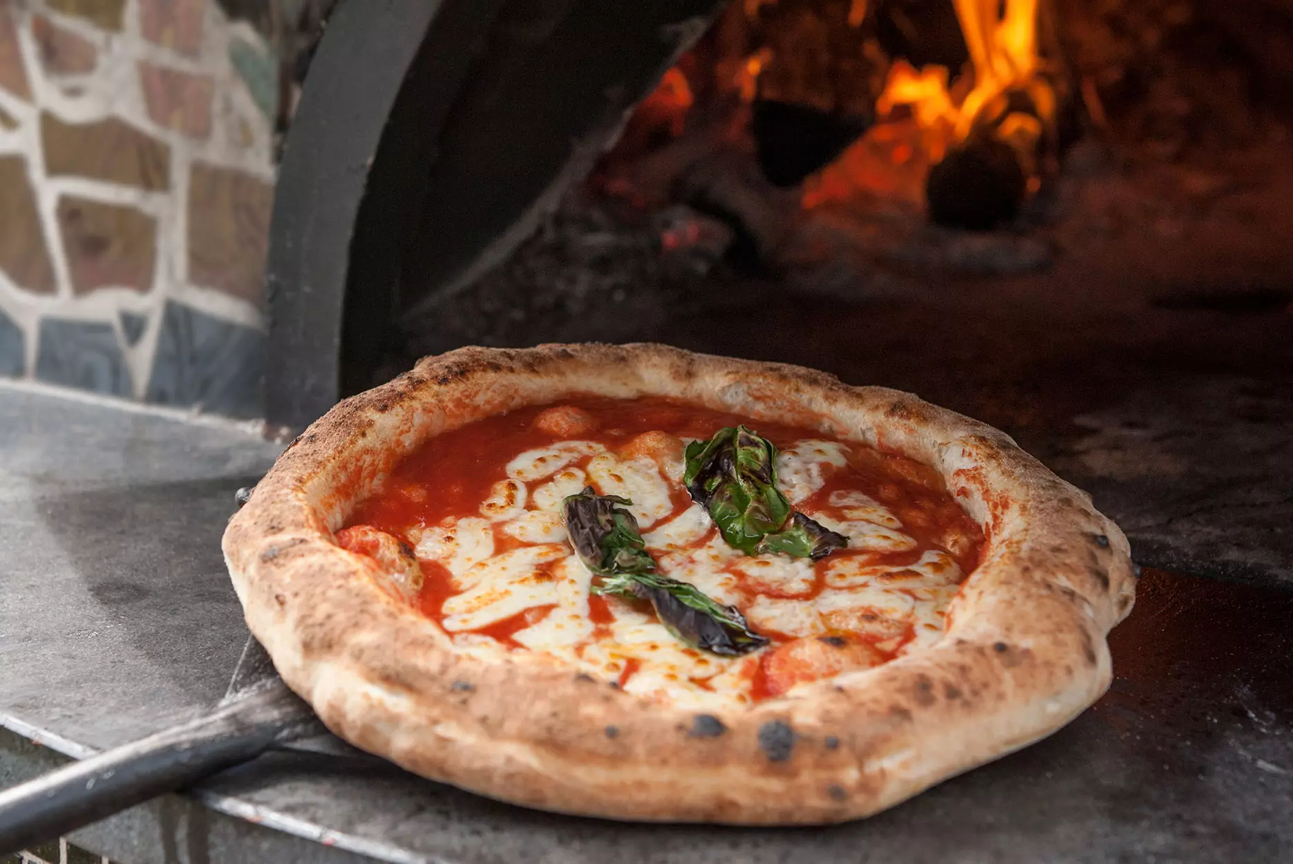 Pizza na gargajiya na Italiya Margherita da aka gasa a cikin tanda mai wuta