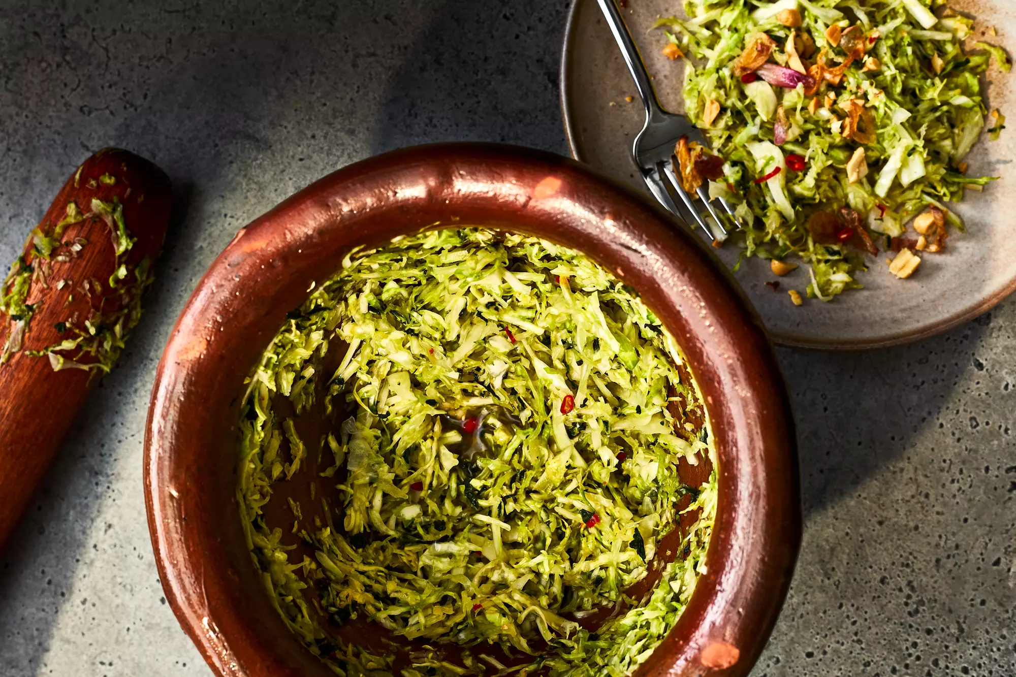 Bruised Cabbage and Herb Salad na may Spicy Fish Sauce Dressing Recipe