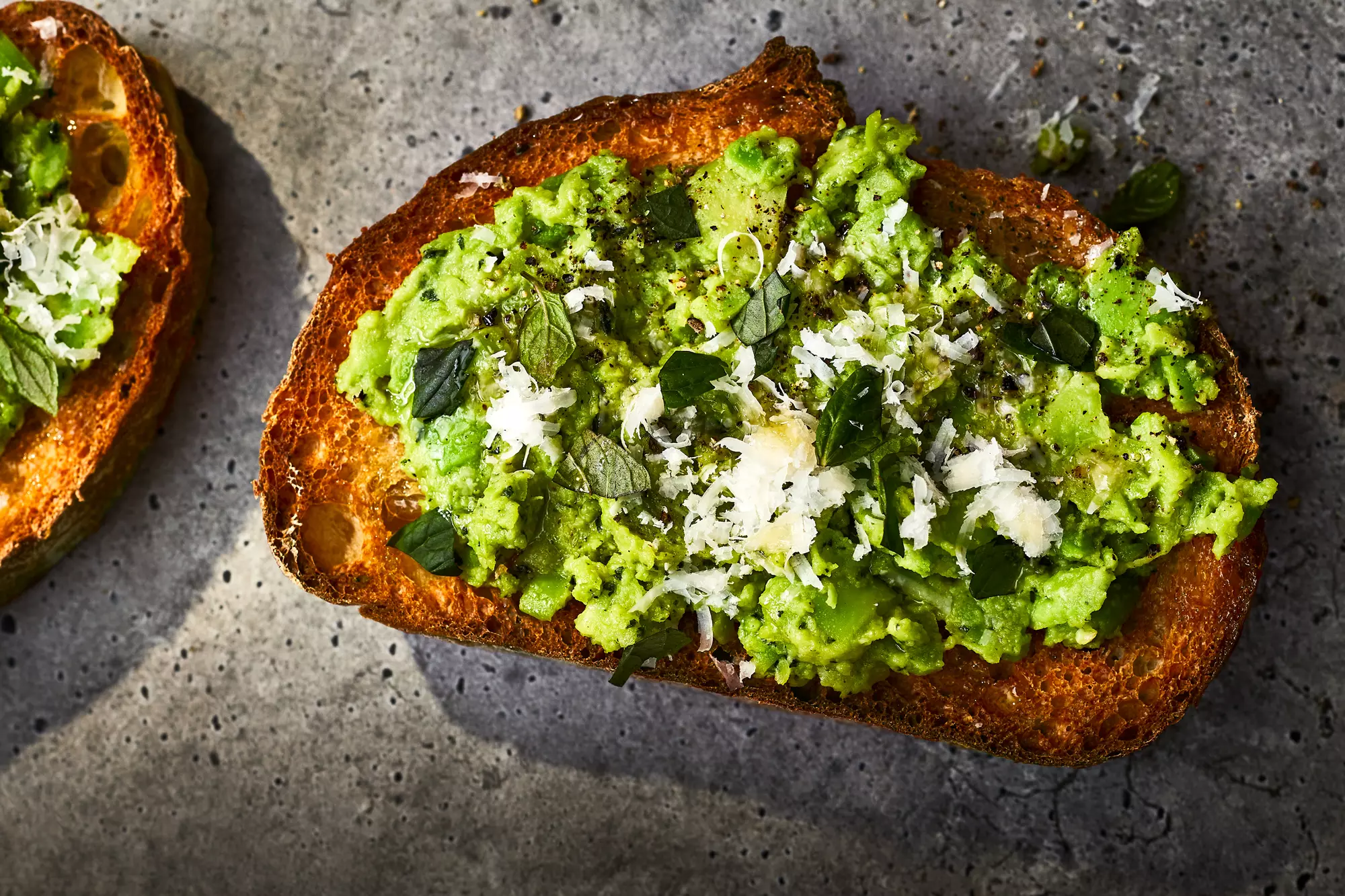 Smashed Fava Beans Toast med Pecorino og Mint Oppskrift