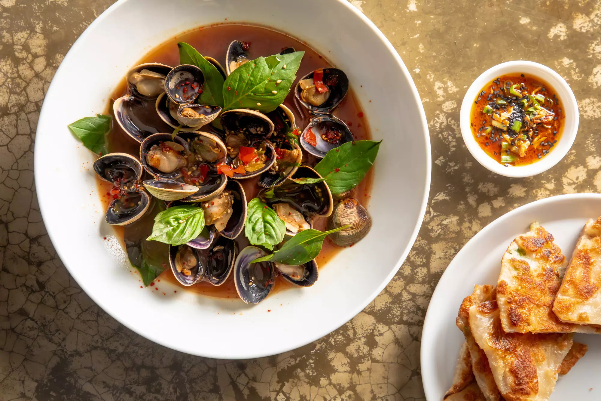 Clams Mainile le Shiro Dashi agus Basil Recipe