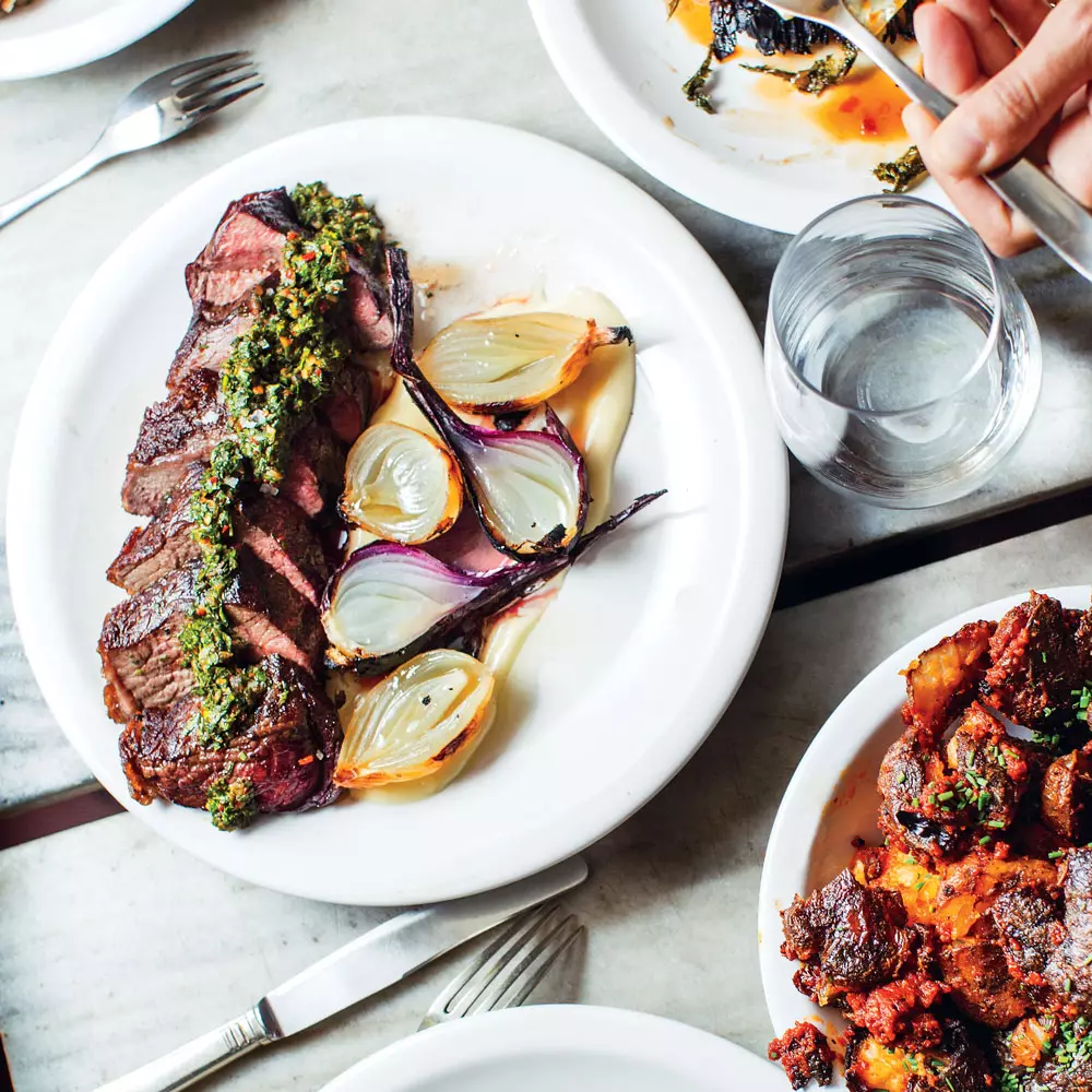 Tri-Tip Steak ala Parilla dengan Chimichurri dan Bawang Panggang