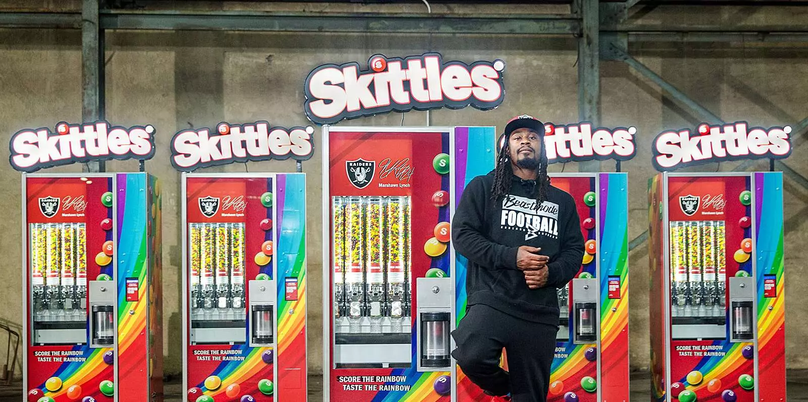 De Marshawn Lynch gëtt gratis Skittles zu Oakland aus [Video]