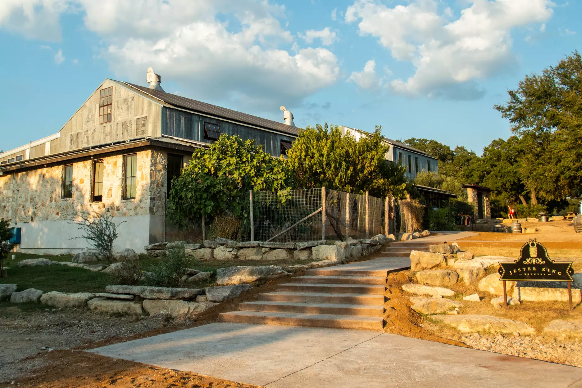 Garagardoa distantzia sozialeko parke bihurtzen da | Jester King Austin