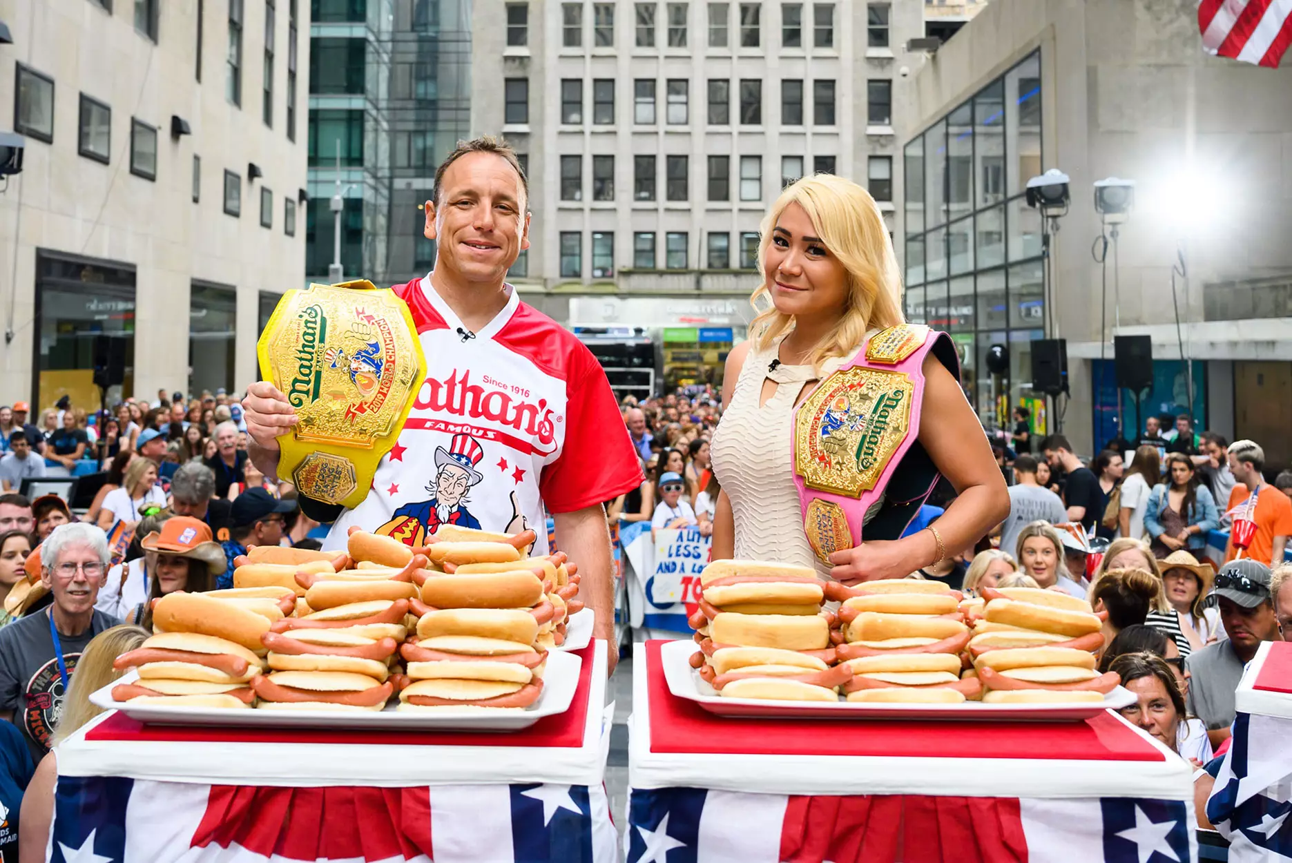 Joey Chestnut và Miki Sudo chiến thắng giải vô địch ăn xúc xích Nathans 2019