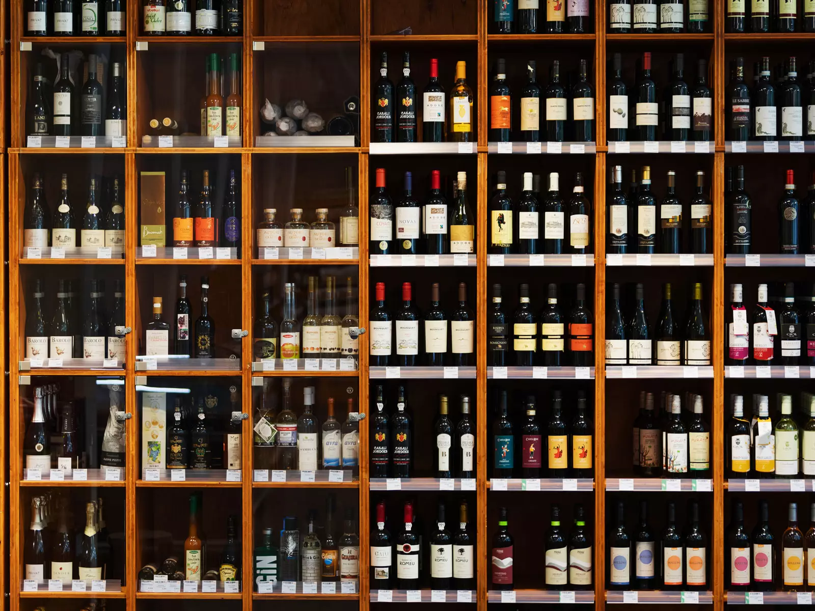 Grand Cabinet avec de nombreuses bouteilles de vin au supermarché
