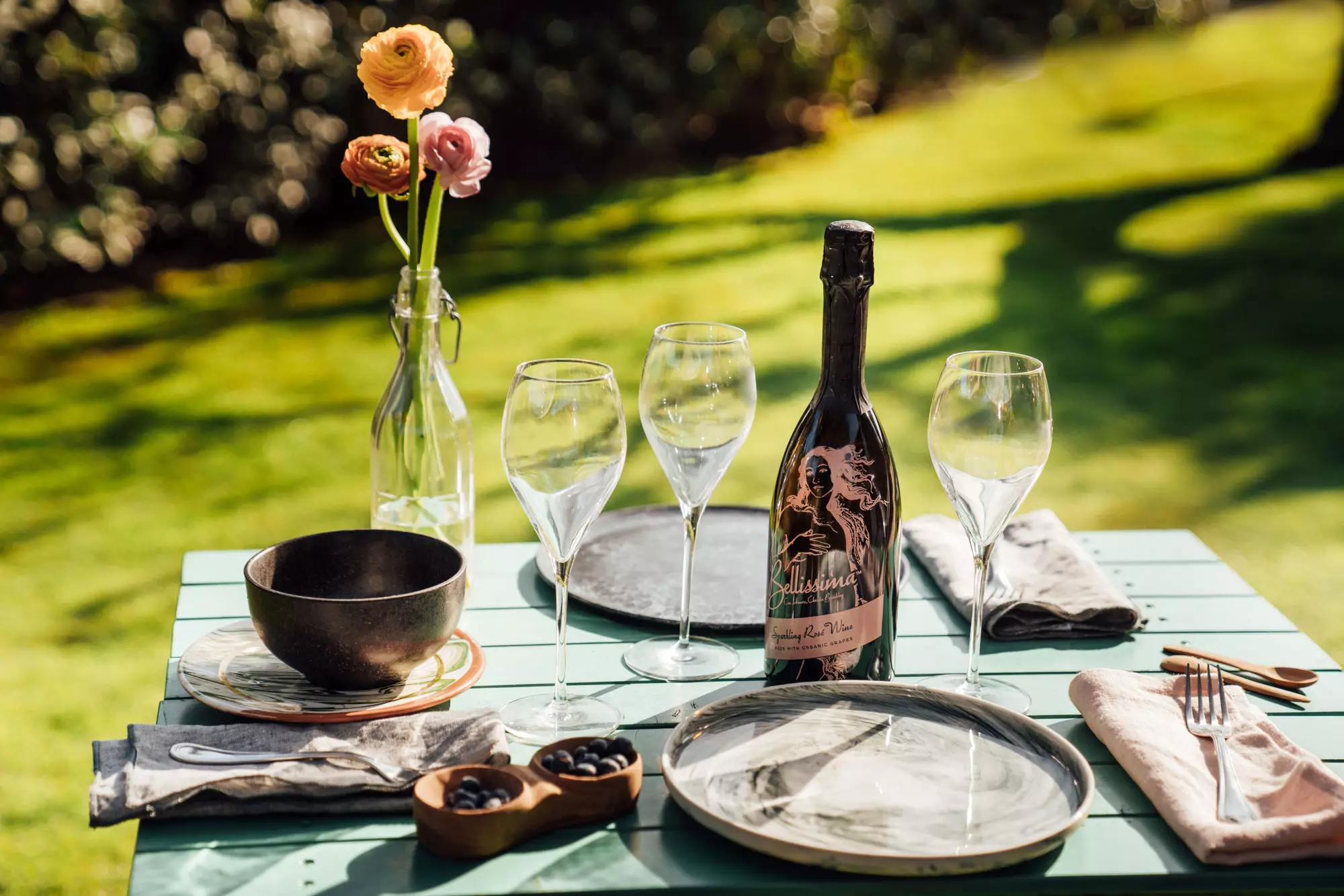 Subĉiela Tablo-Agordo kun Bellissima Rosé Wine