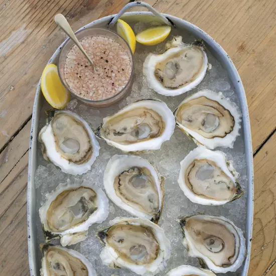 Oysters ໃນເຄິ່ງ Shell ກັບ Rosé Mignonette. ຮູບພາບ © Michael Turek