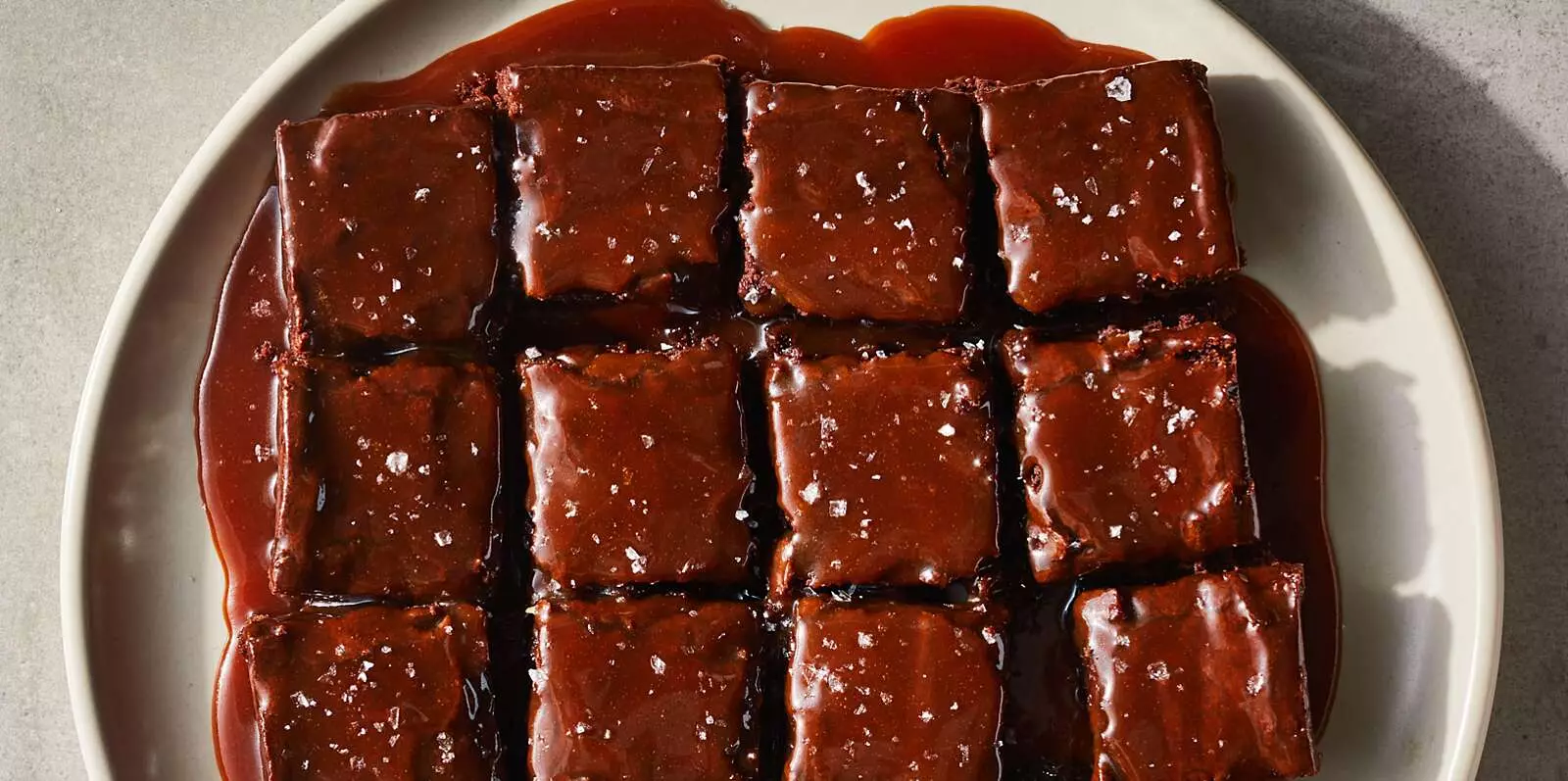 Ja, du bør helle karamell på browniene dine