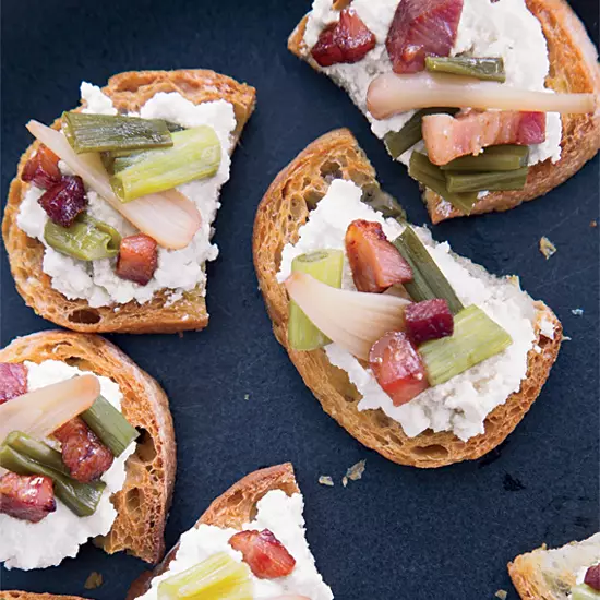 Ricotta Crostini marineeritud rampide ja karge Pancettaga