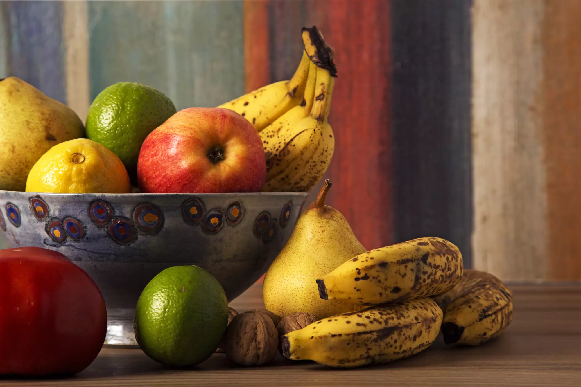 Tál gyümölcs, beleértve a túlérett banánt
