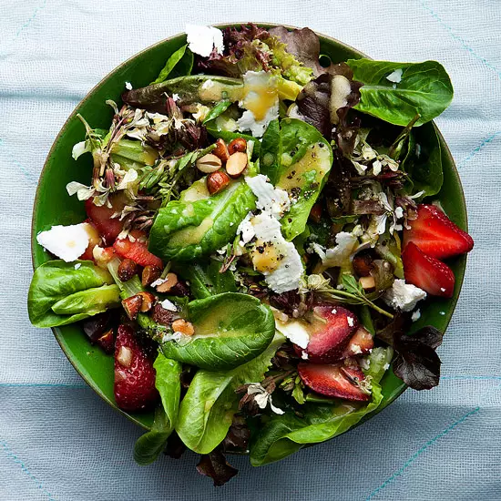 Mga Baby Lettuce na may Feta, Strawberries at Almonds